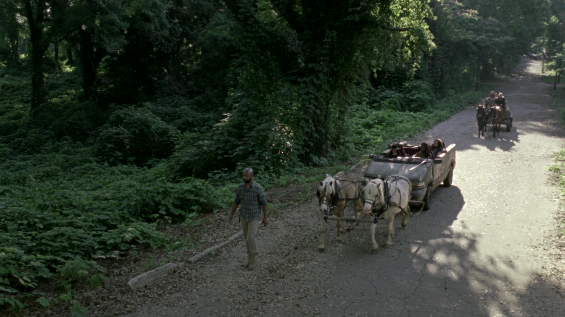 Caravan Find Suspicious Tracks - The Walking Dead Locations