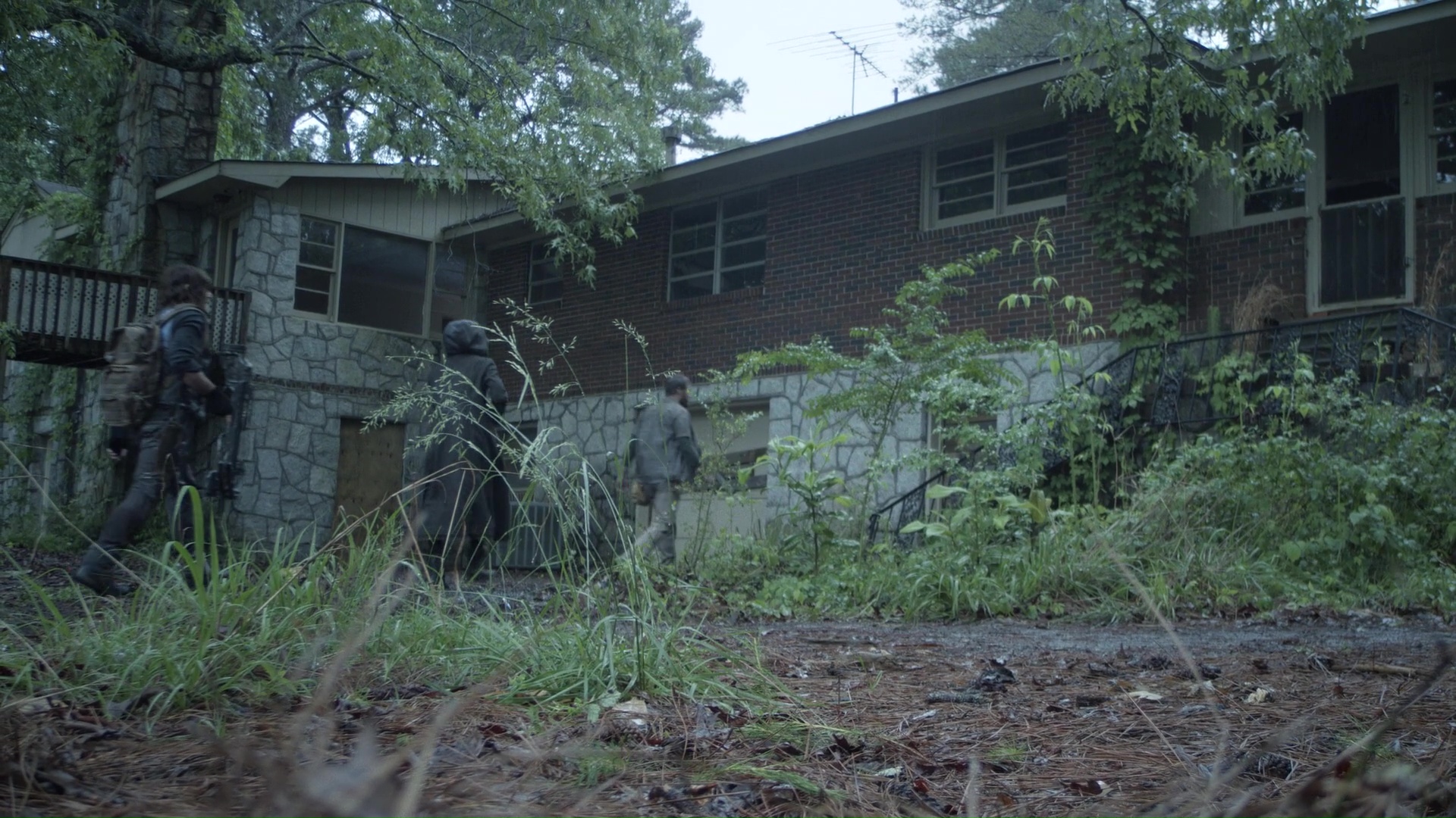 Daryl & Leah See A House - The Walking Dead Locations